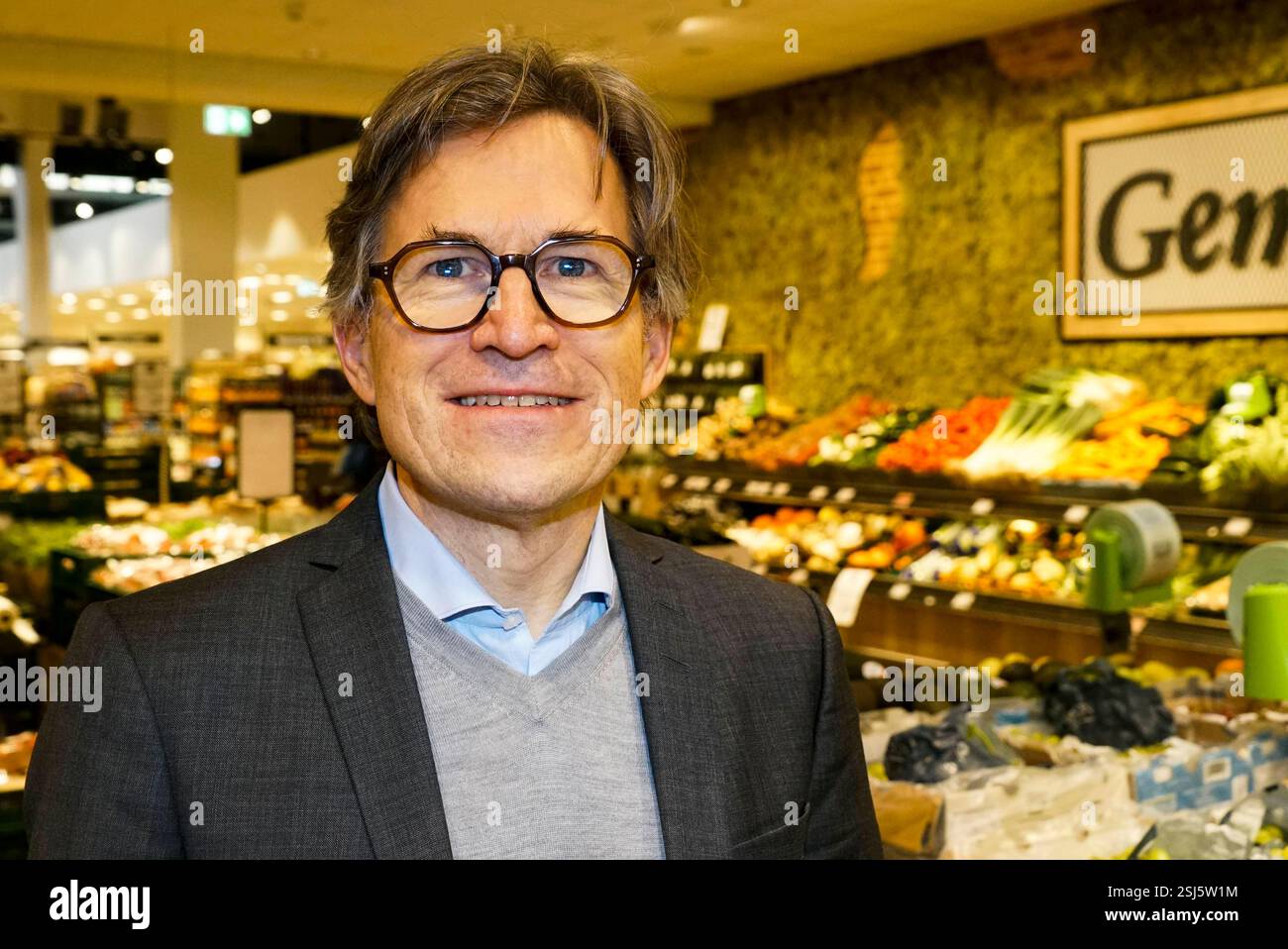 EDEKA Vorstandsvorsitzende Markus Mosa in der EDEKA Filiale in Hamburg ...
