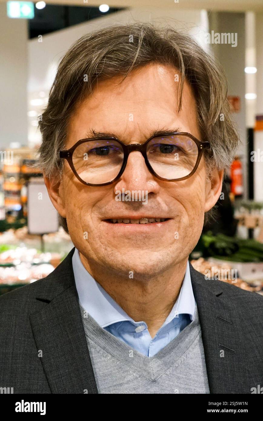 EDEKA Vorstandsvorsitzende Markus Mosa in der EDEKA Filiale in Hamburg ...