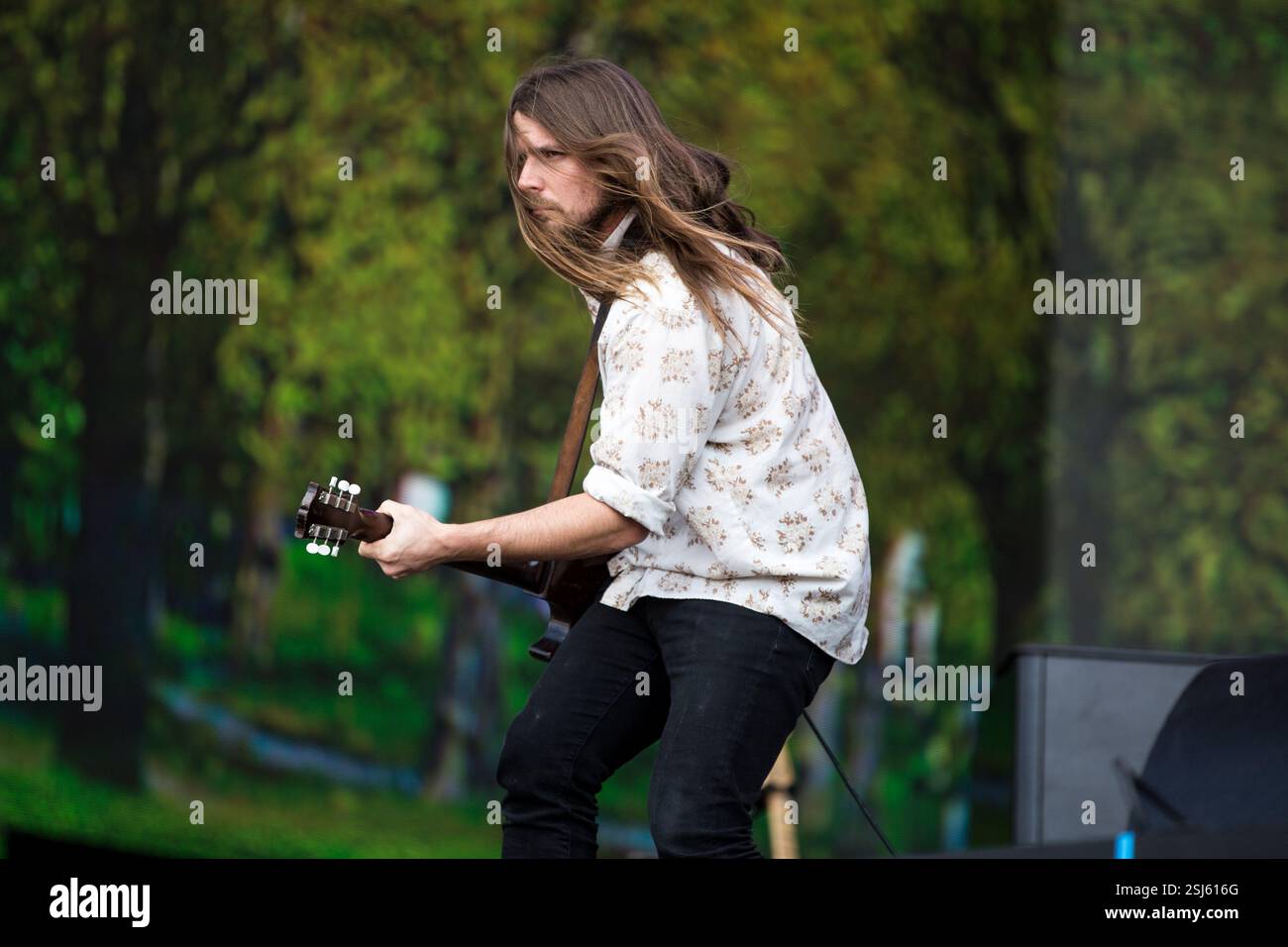 Luke Nelson and The Promise Of The Reel performing at Barclaycards ...