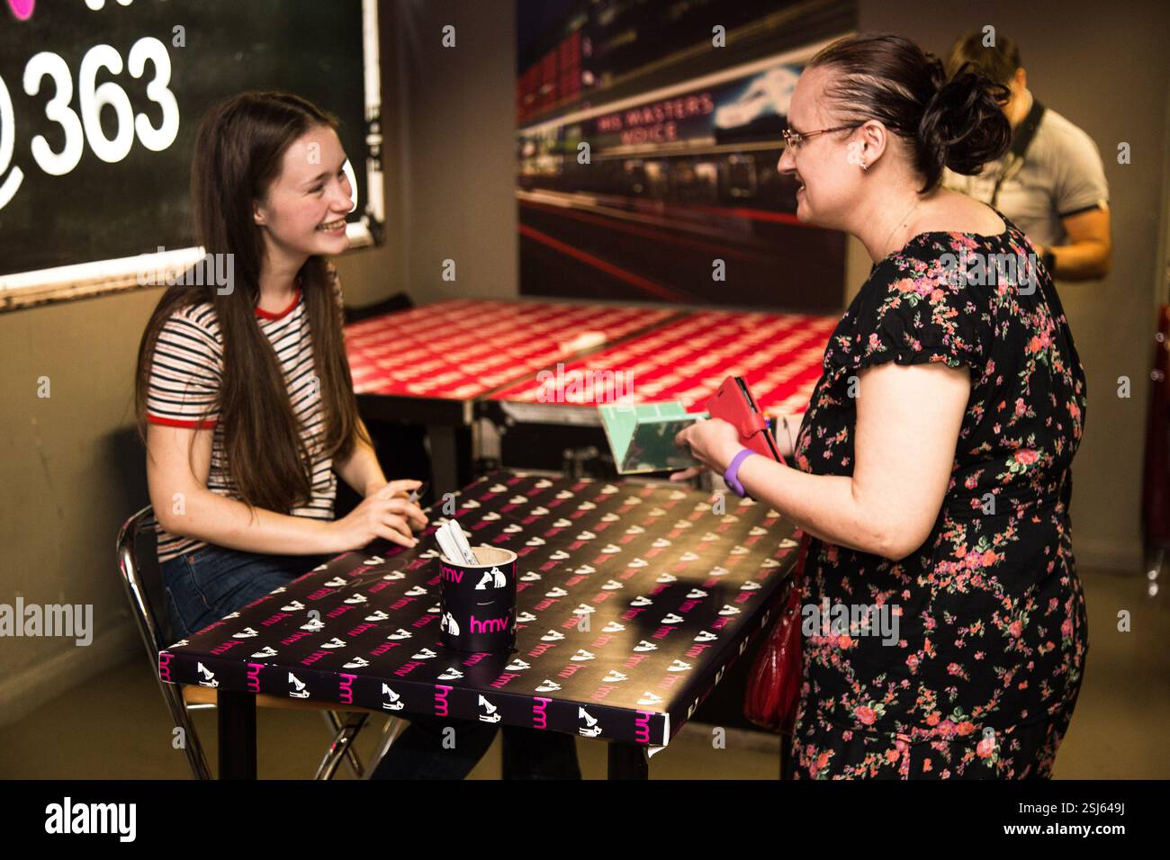 Rising Superstar and BBC Sound of 2018 Winner Sigrid meets and performs ...