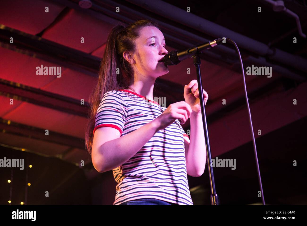 Rising Superstar and BBC Sound of 2018 Winner Sigrid meets and performs ...