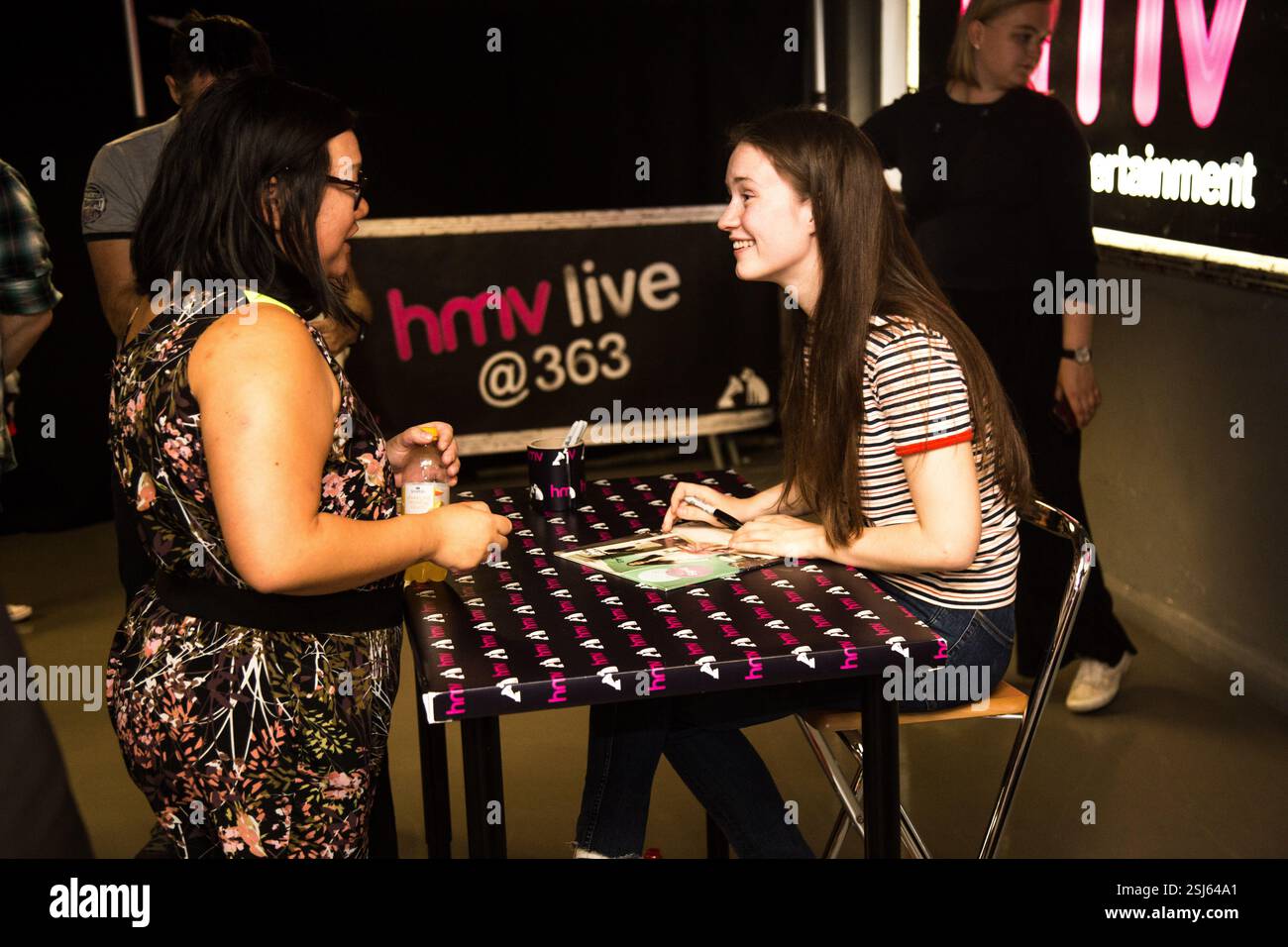 Rising Superstar and BBC Sound of 2018 Winner Sigrid meets and performs ...