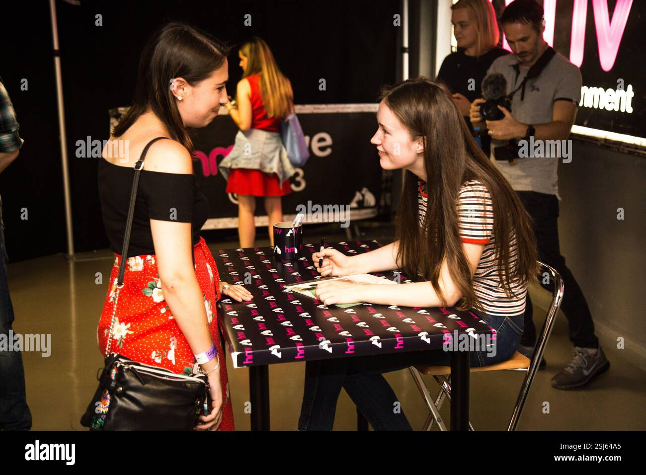 Rising Superstar and BBC Sound of 2018 Winner Sigrid meets and performs ...