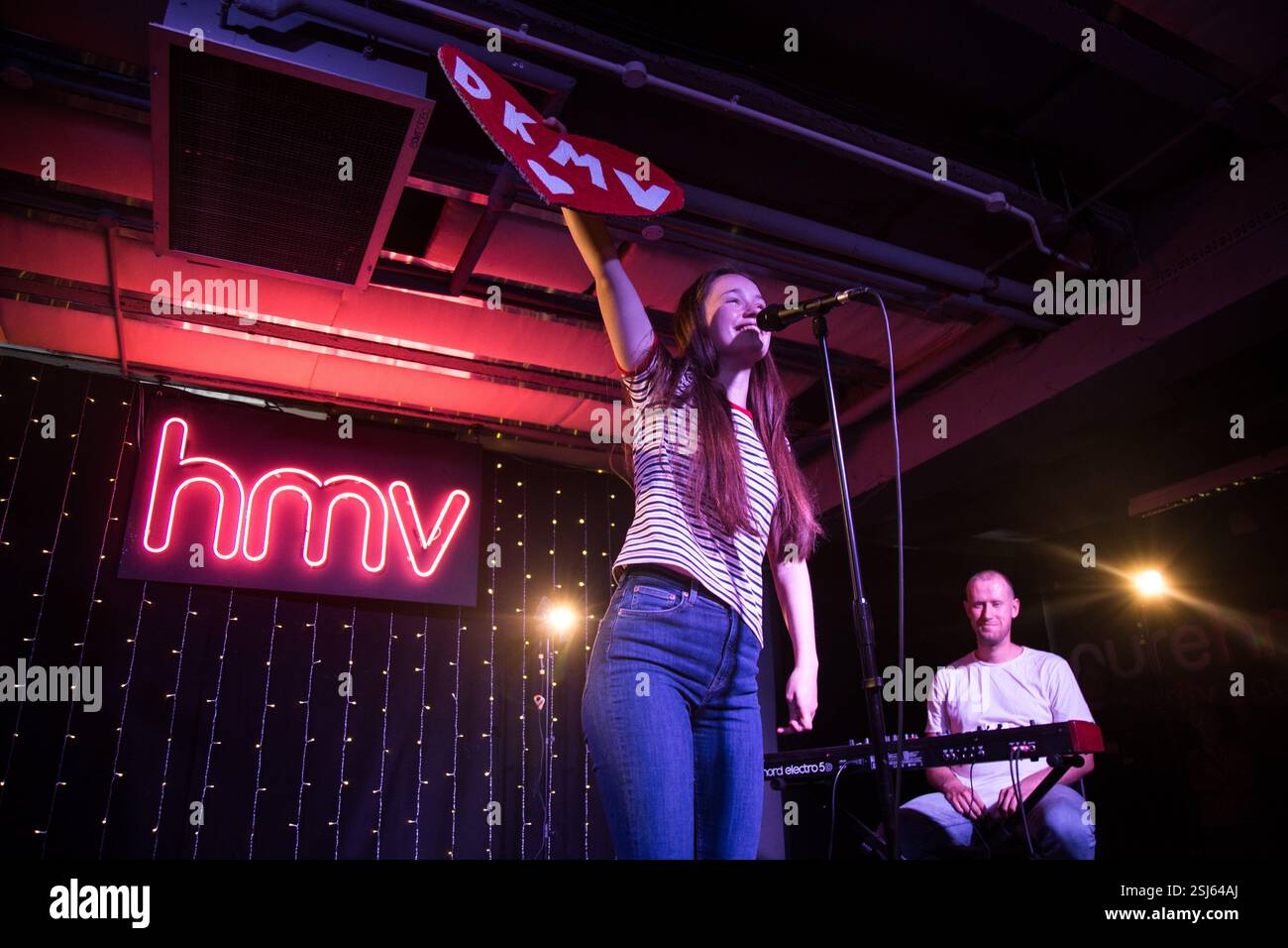 Rising Superstar and BBC Sound of 2018 Winner Sigrid meets and performs ...