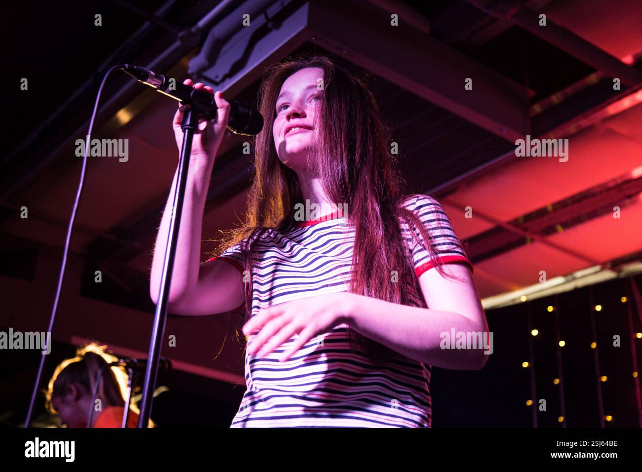 Rising Superstar and BBC Sound of 2018 Winner Sigrid meets and performs ...
