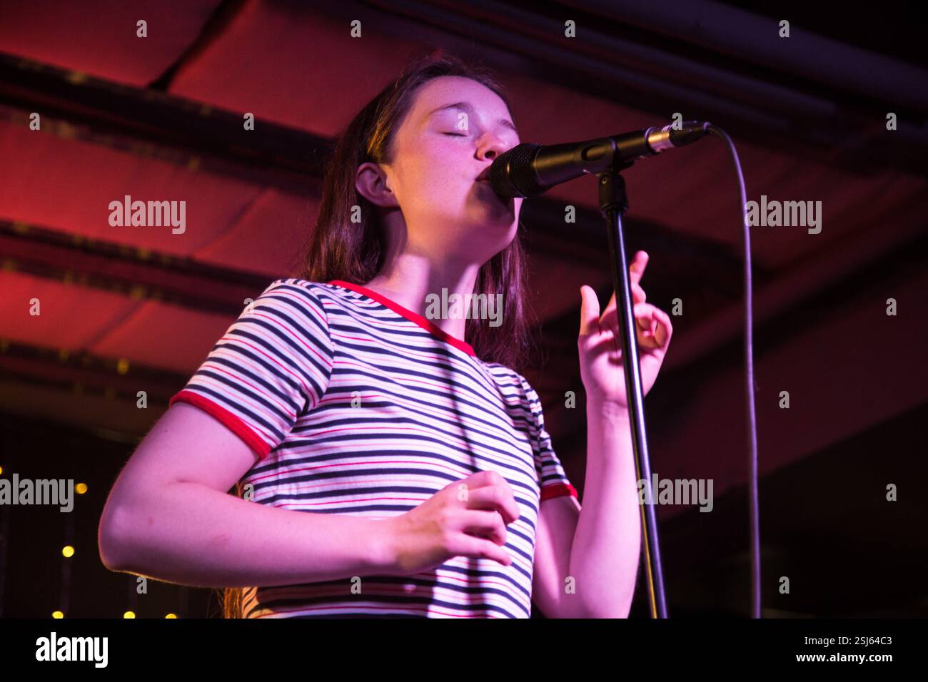 Rising Superstar and BBC Sound of 2018 Winner Sigrid meets and performs ...