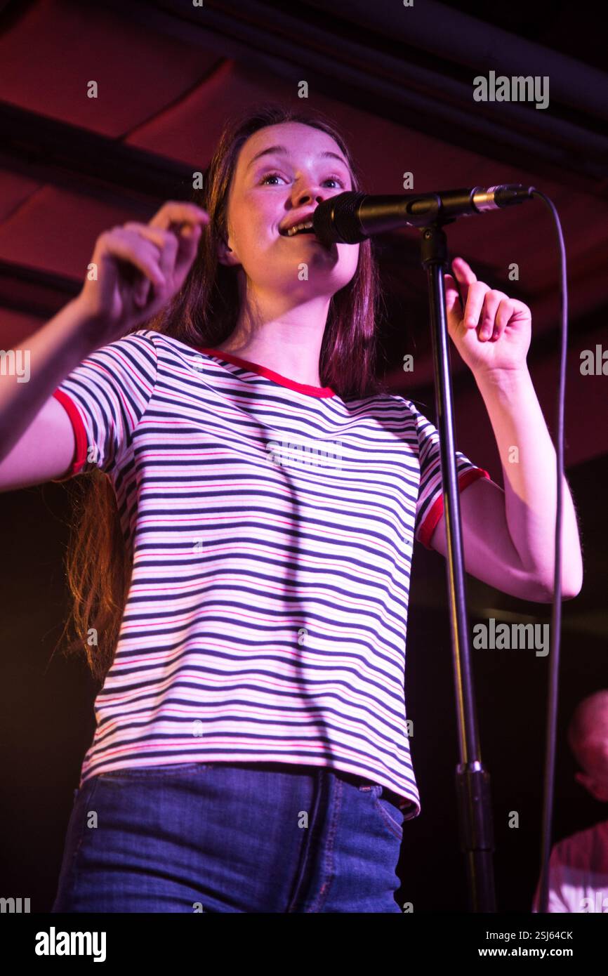 Rising Superstar and BBC Sound of 2018 Winner Sigrid meets and performs ...