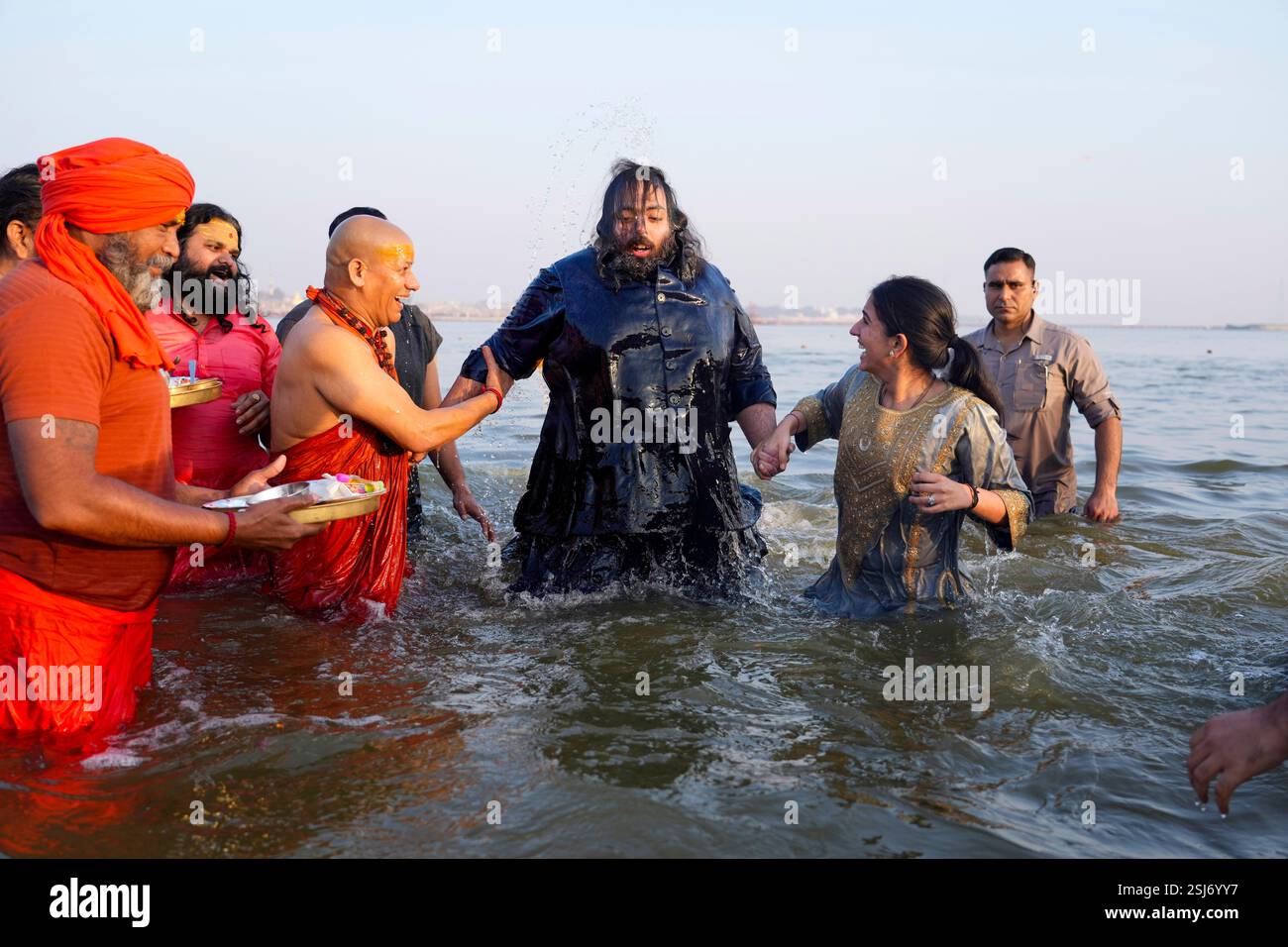 Swami Kailashanand Saraswati helps Anant Ambani center and Radhika ...