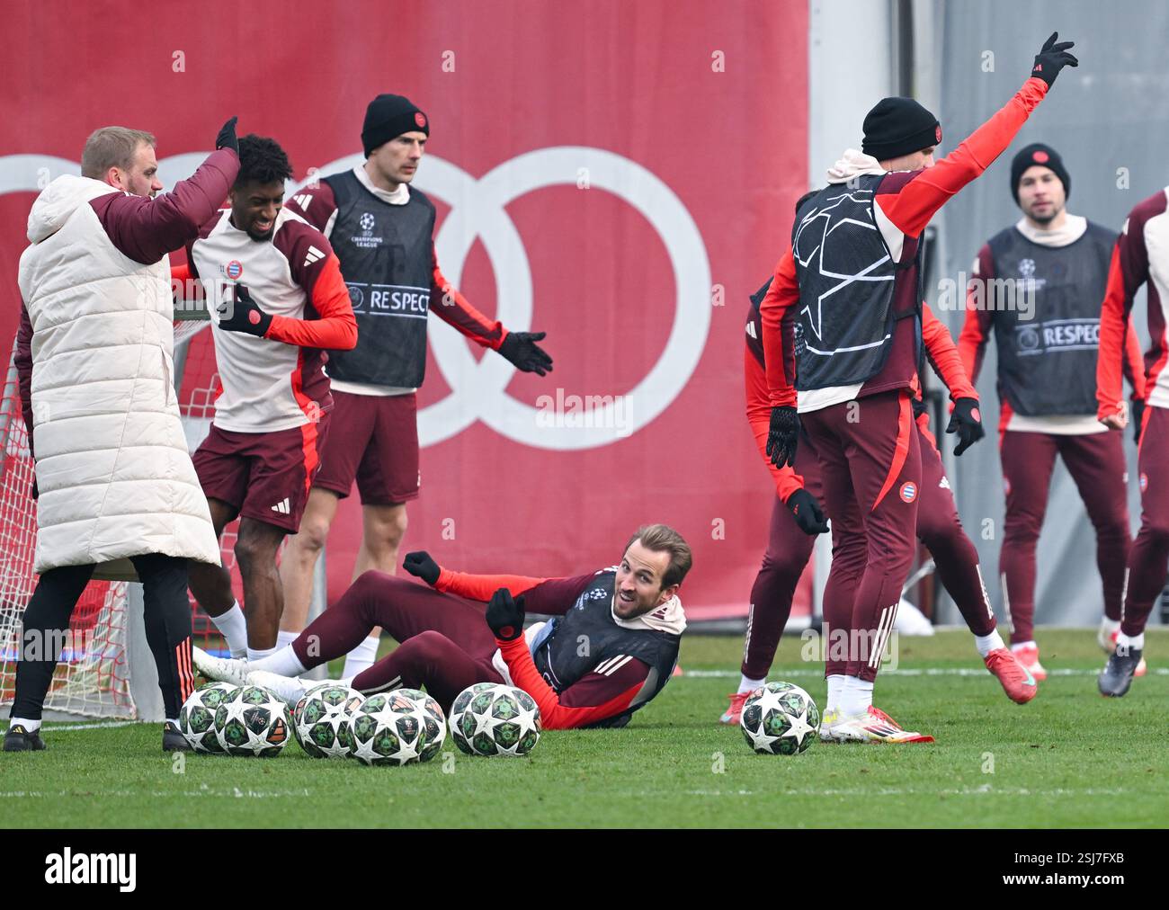 Munich, Germany. 11th Feb, 2025. Soccer: Champions League, Celtic ...