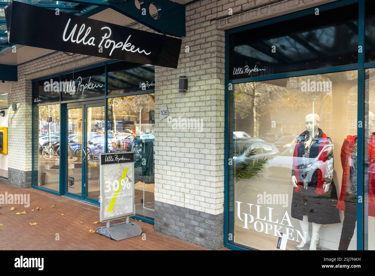 Plus size shopping hi-res stock photography and images - Alamy