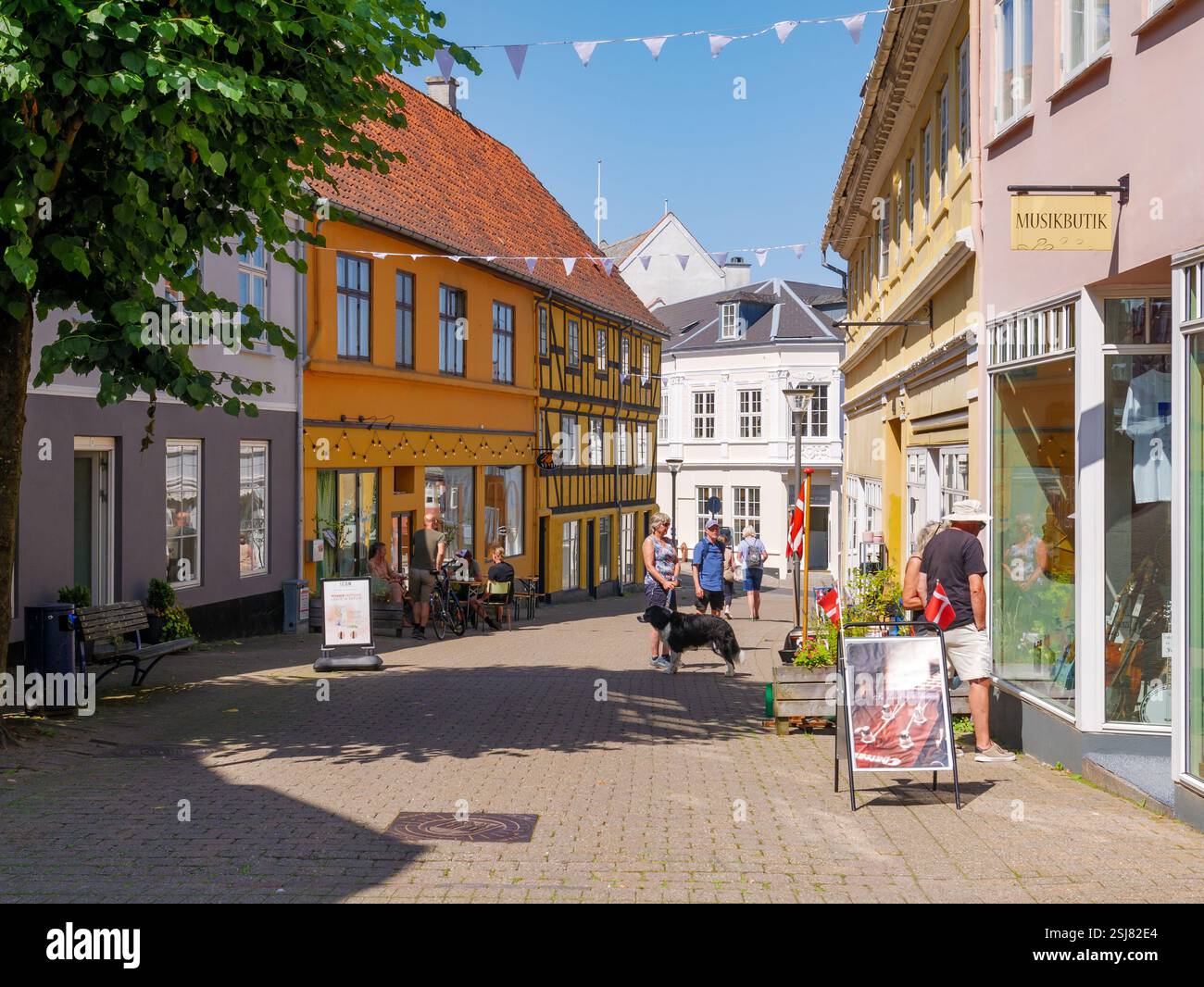 Colourful street old town hi-res stock photography and images - Alamy
