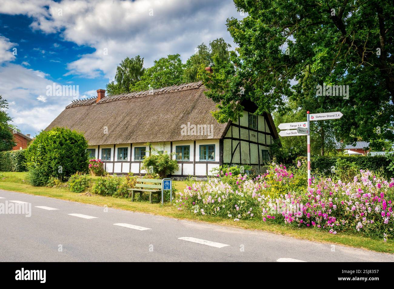 Half timbered thatched cottage hi-res stock photography and images - Alamy