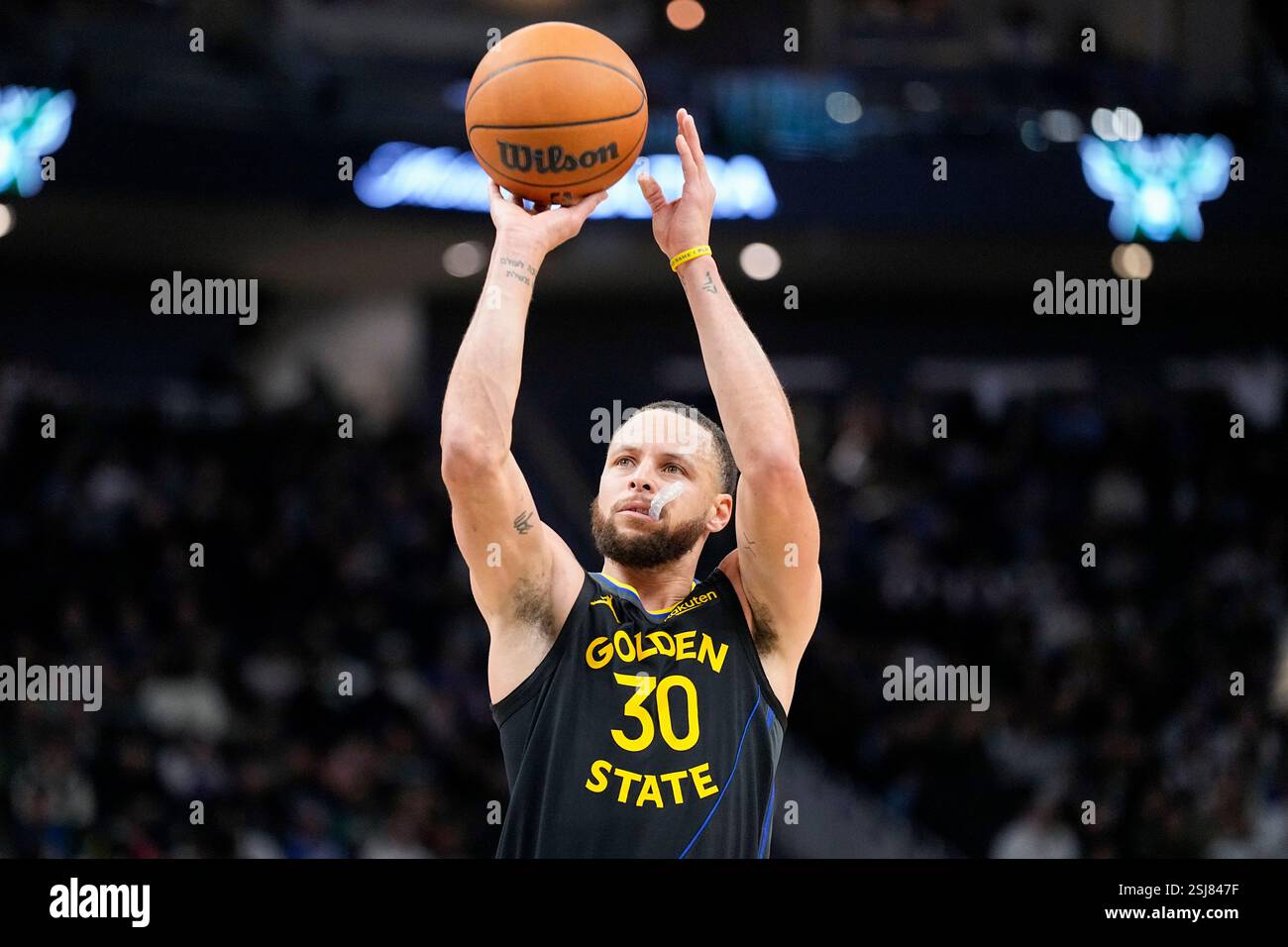 Golden State Warriors' Stephen Curry (30) shoots a free throw against ...
