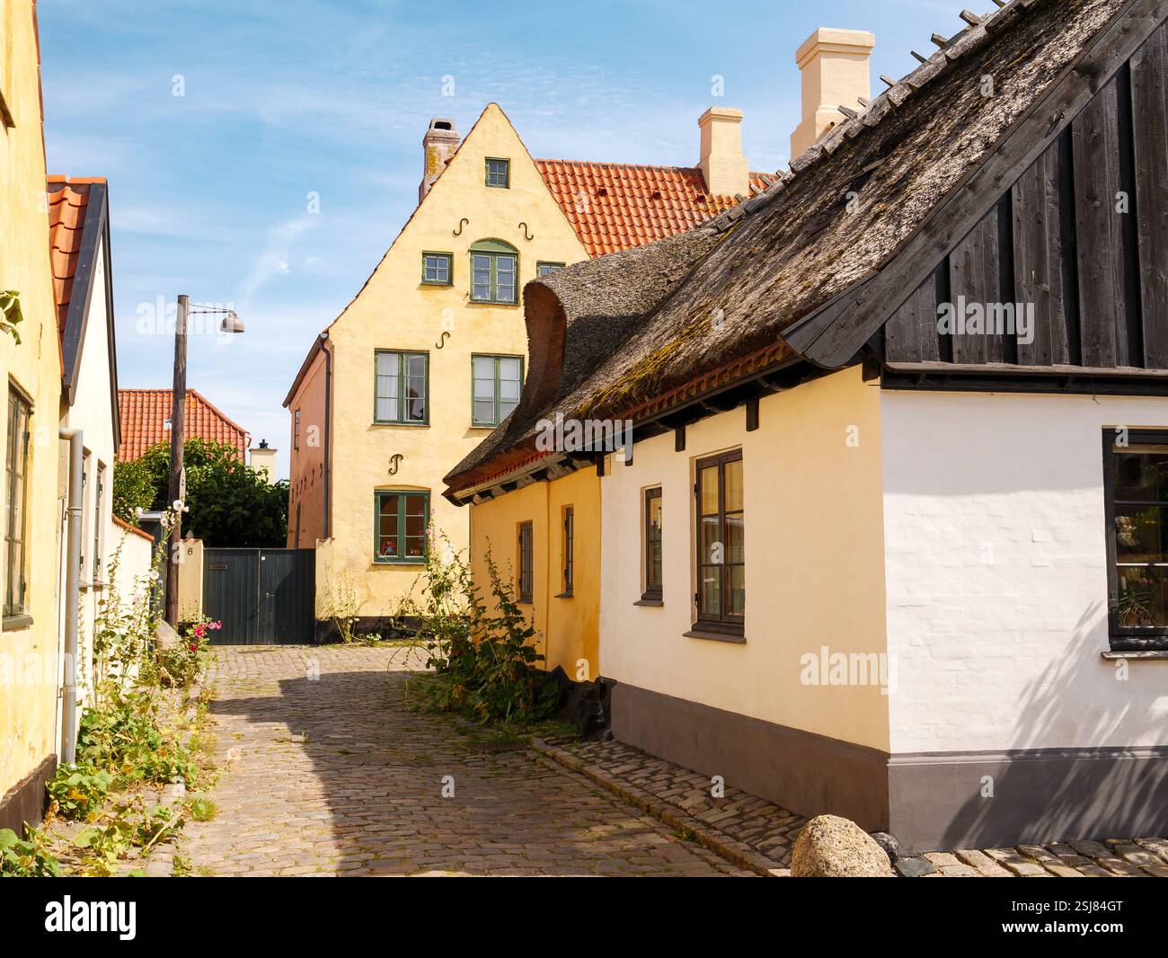 Narrow street Hollandsfed with historic houses in Dragør Old Town ...