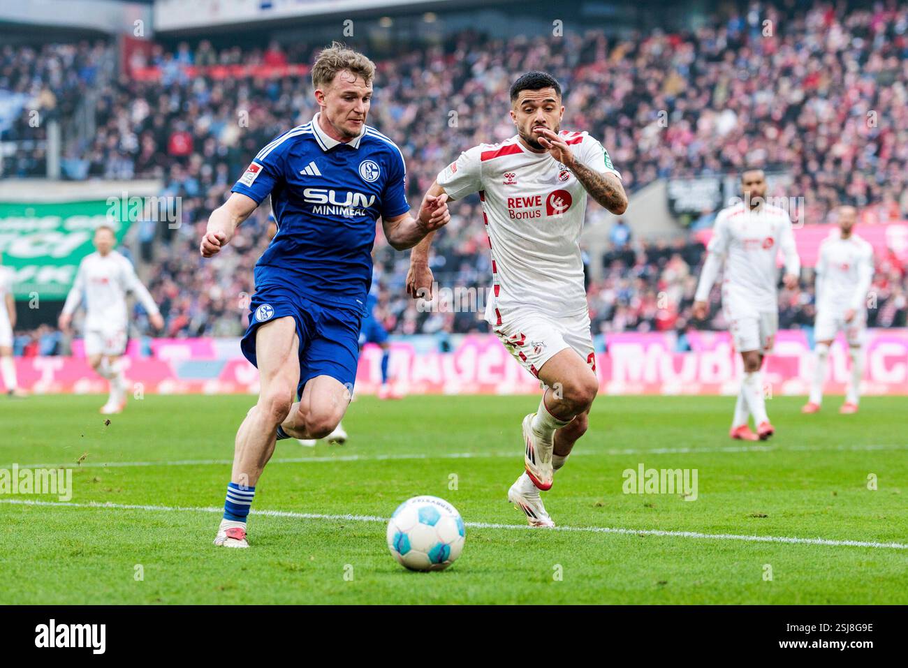 Zweikampf Derry John Murkin (FC Schalke 04, 5), Jusuf Gazibegovic (1 ...