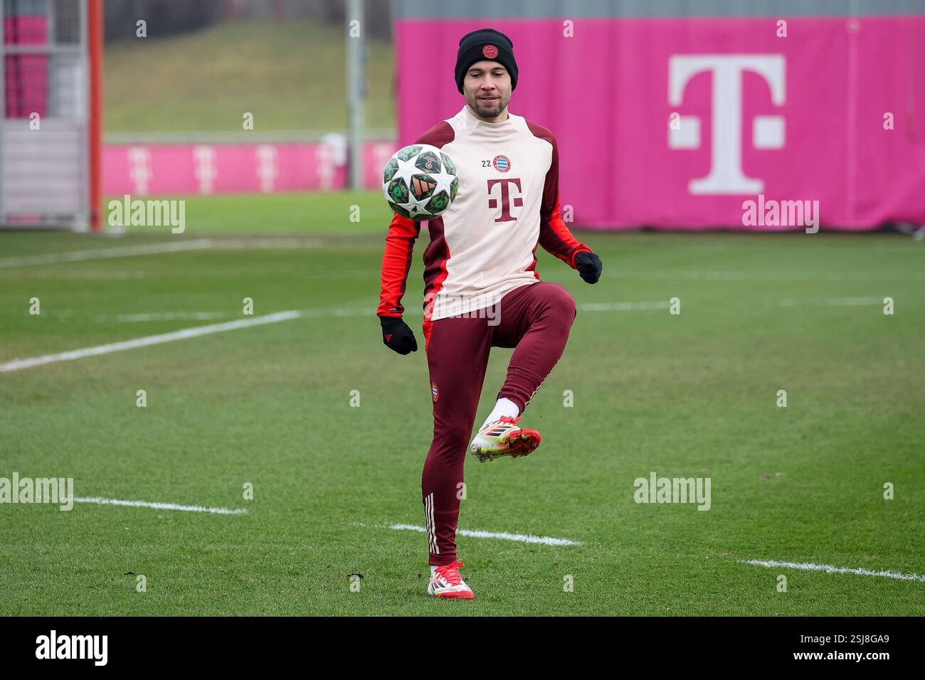 Muenchen, Deutschland. 11th Feb, 2025. Raphael Guerreiro (FC Bayern ...