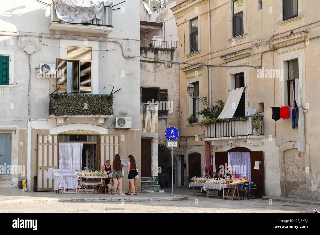 Italian housewives sell their homemade pasta at a vendor stall Stock ...