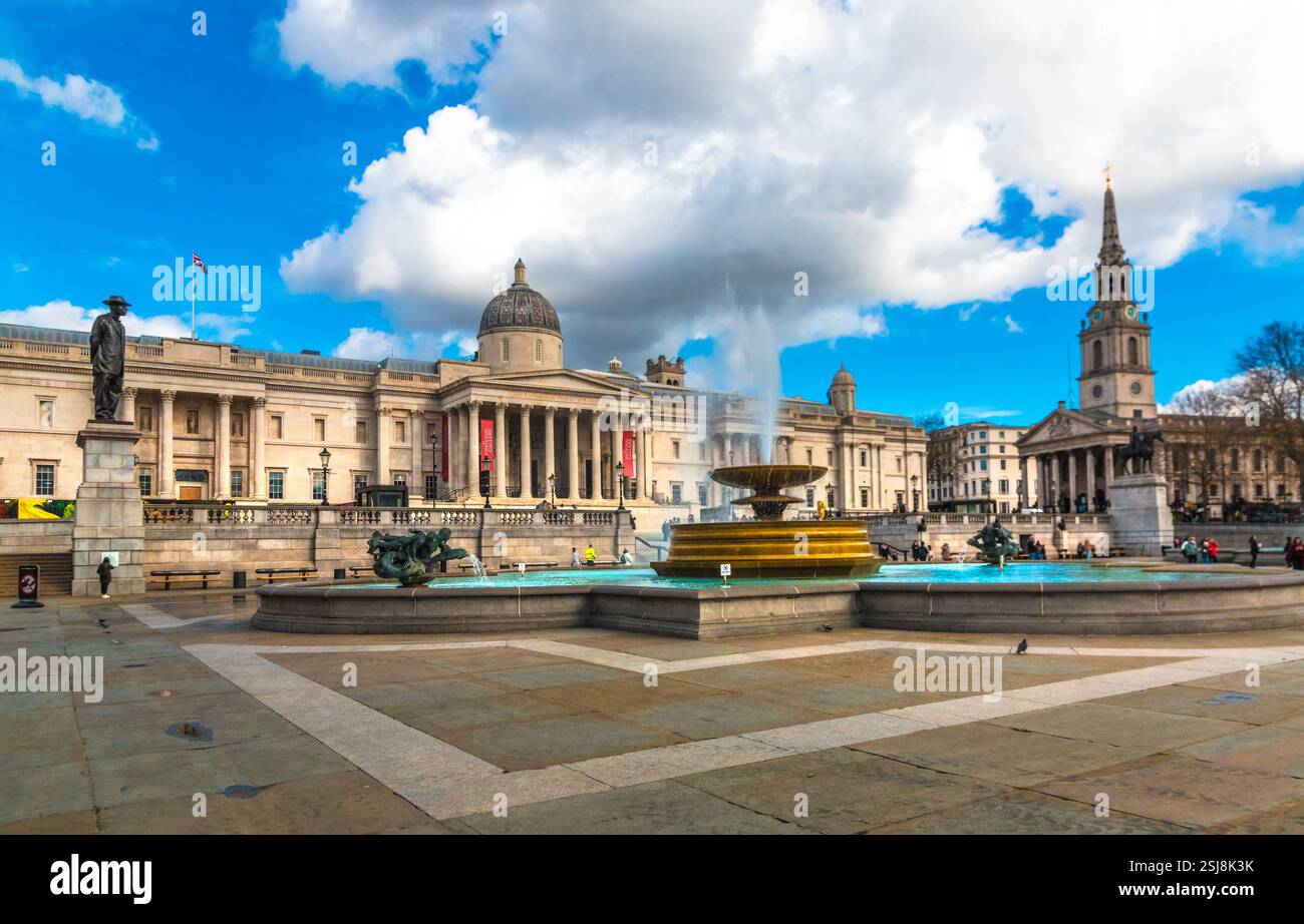 Nice view of the popular National Gallery, an art museum in Trafalgar ...