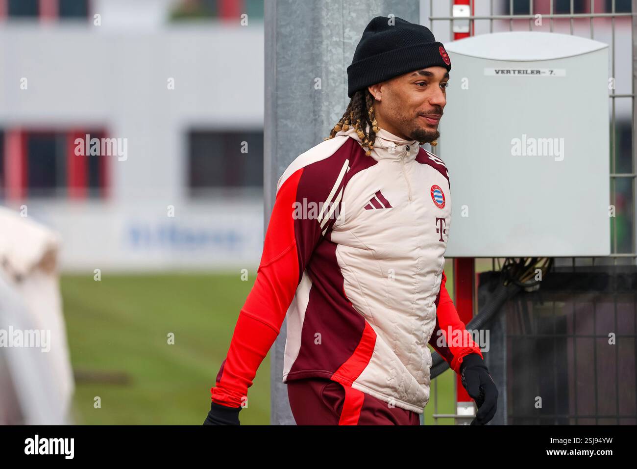 Muenchen, Deutschland. 11th Feb, 2025. Sacha Boey (FC Bayern Muenchen ...