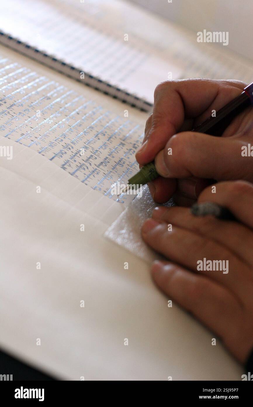Hebrew calligraphy hi-res stock photography and images - Alamy