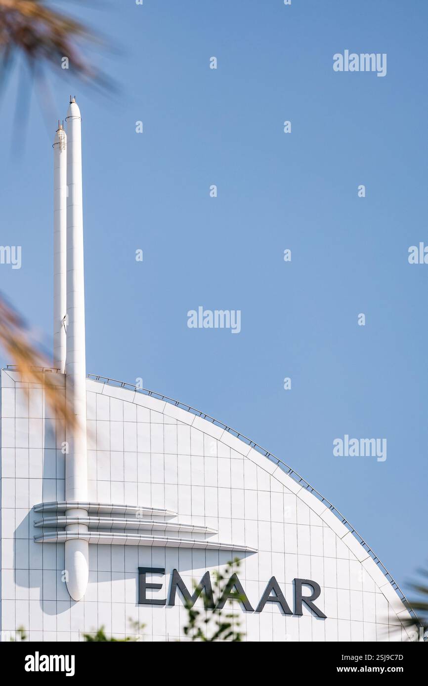 Emaar Properties logo on white building. Dubai, UAE - 1 NOV 2023 Stock ...