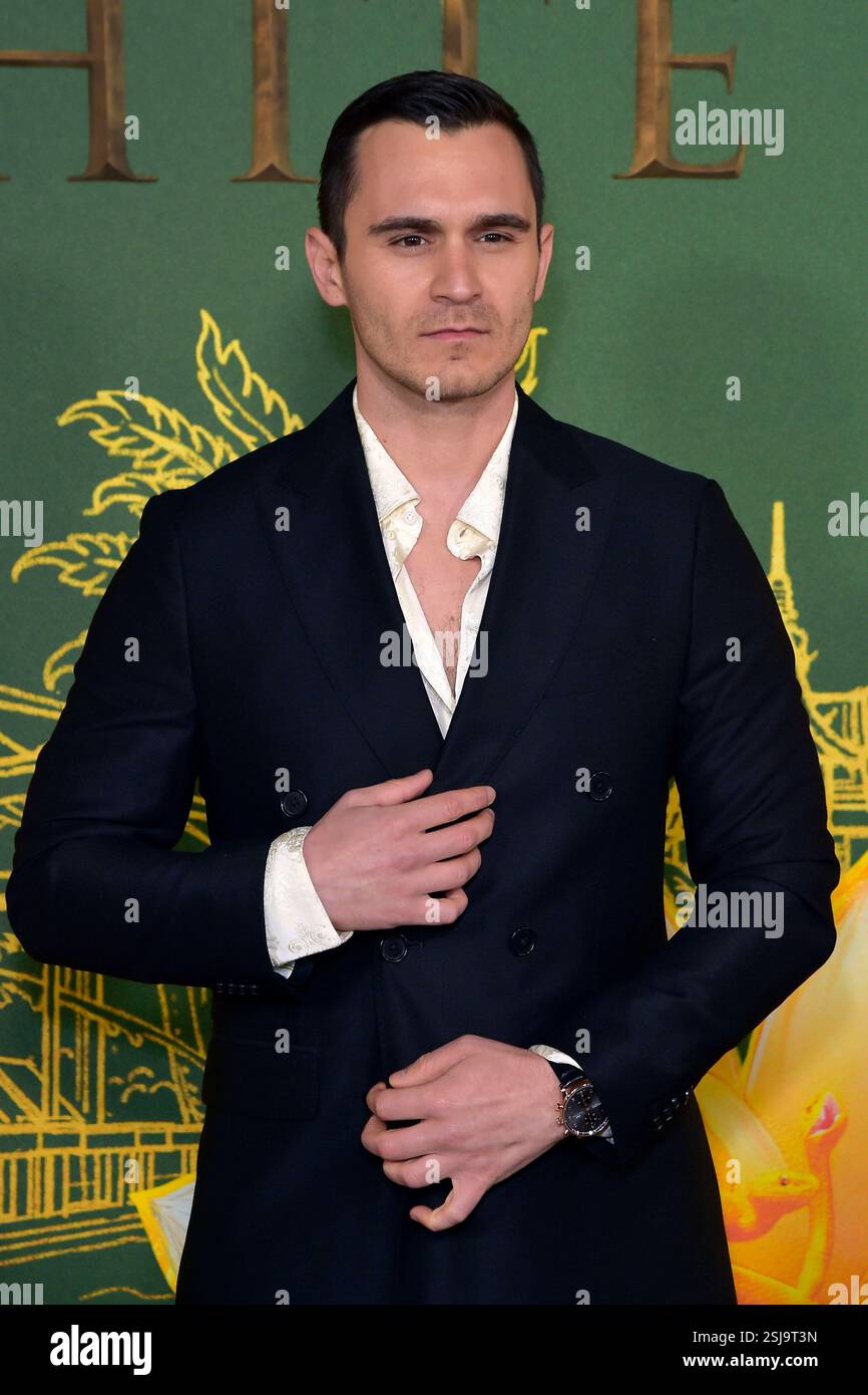 Julian Kostov bei der Premiere der 3. Staffel der HBO Serie The White Lotus im Paramount Theater ...