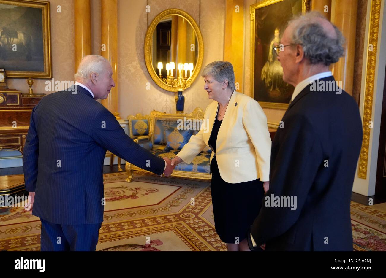 King Charles III (left) meets with Dr Vanessa Lawrence (2nd left) and ...
