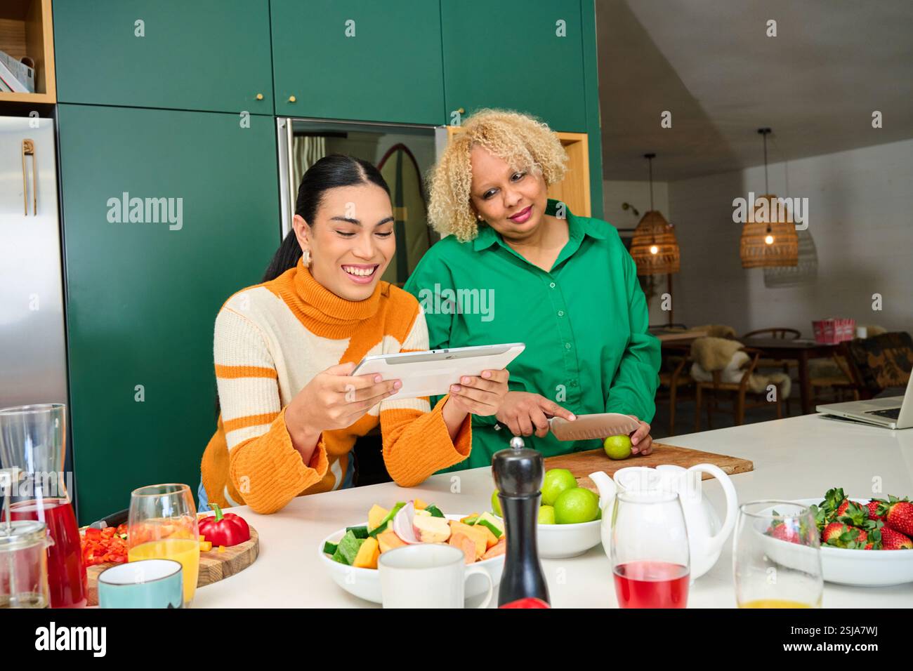 Friendship and food hi-res stock photography and images - Alamy