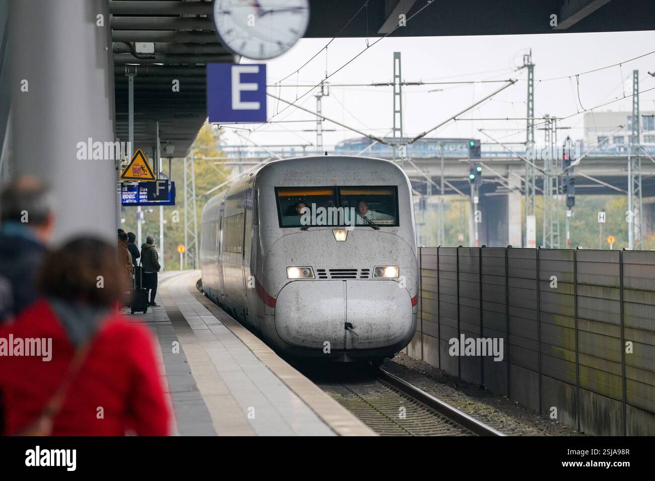 10.02.2025 - Deutschland, Europa: ICE-Zug der Deutschen Bahn am ...