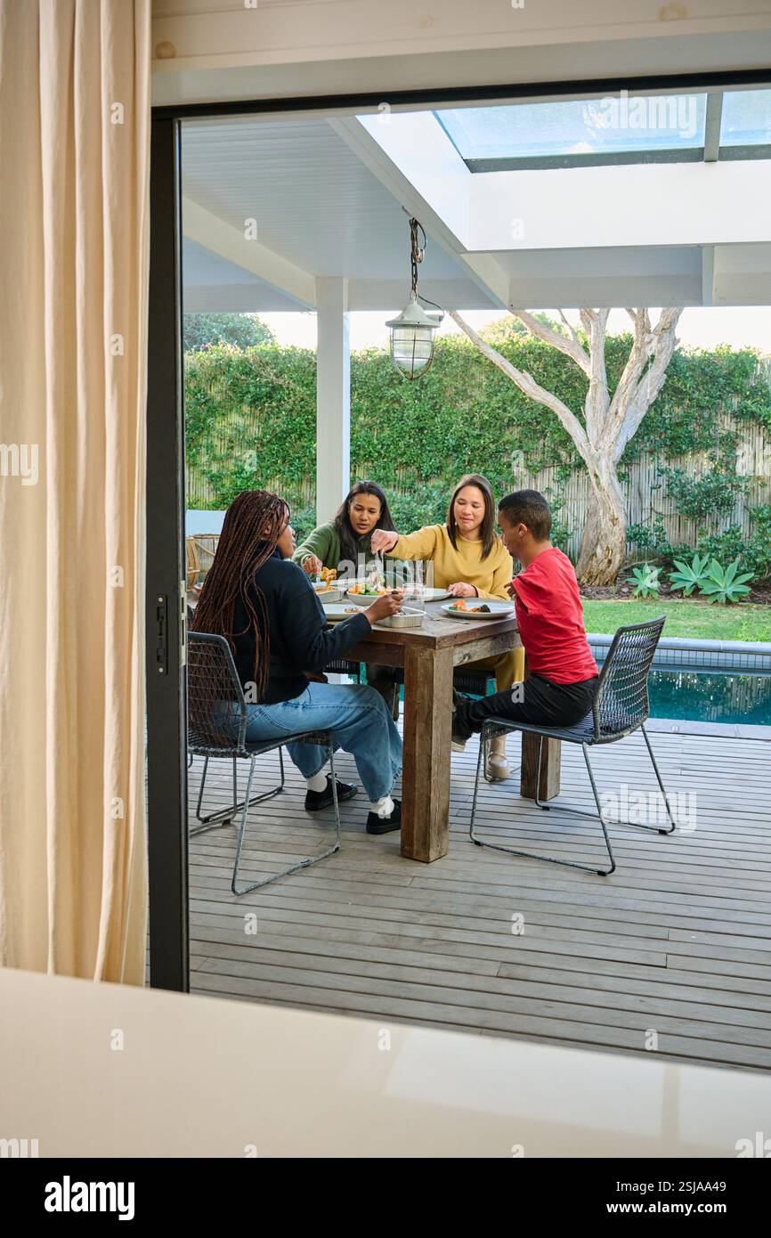 Friends sharing meal hi-res stock photography and images - Alamy