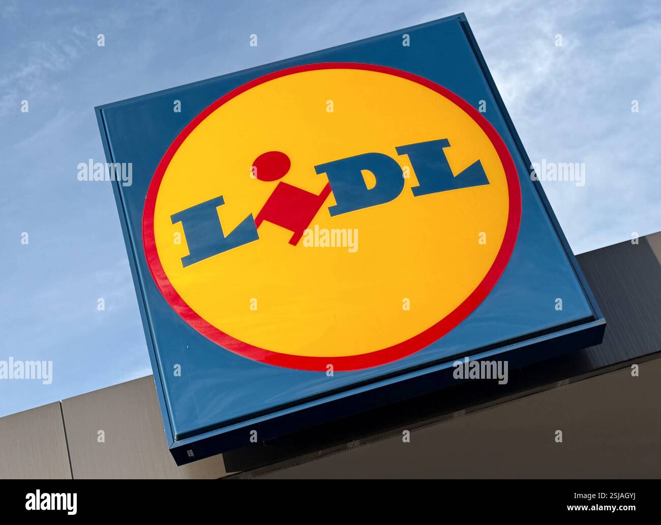 Außenwerbung Logo LIDL *** Outdoor advertising logo LIDL Copyright ...