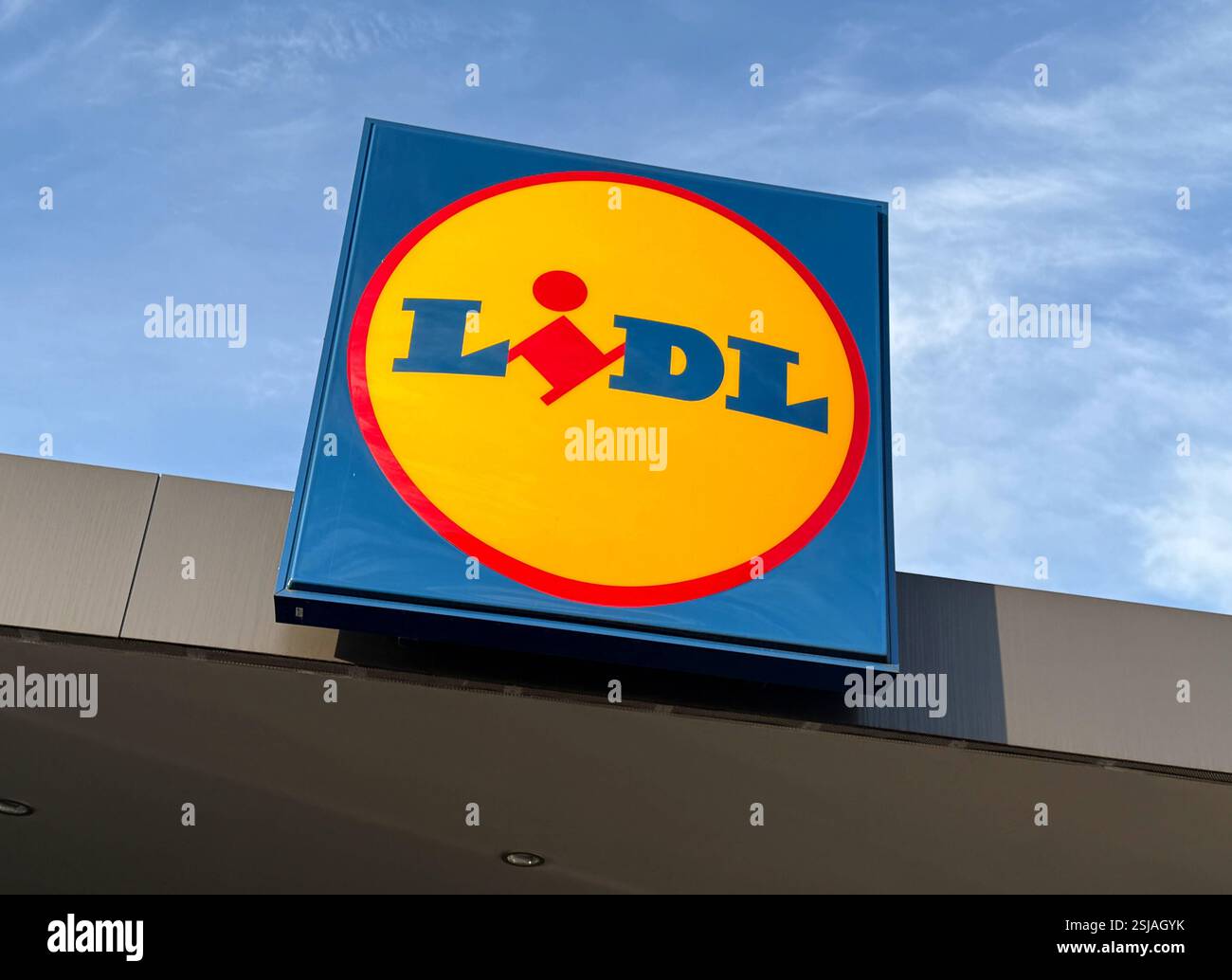 Außenwerbung Logo LIDL *** Outdoor advertising logo LIDL Copyright ...