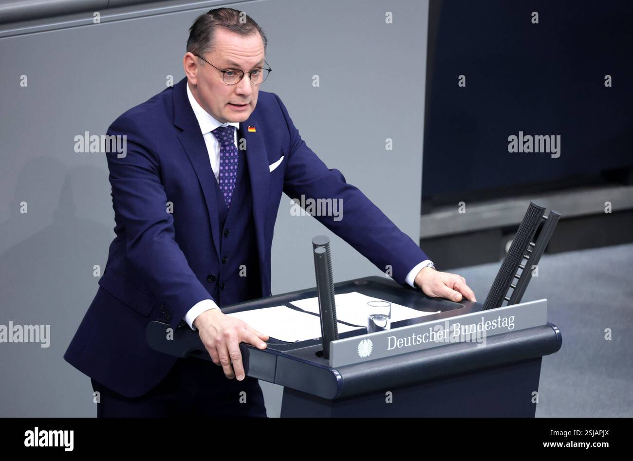 Tino Chrupalla, Co-Vorsitzender der AfD, waehrend seiner Rede, 212 ...