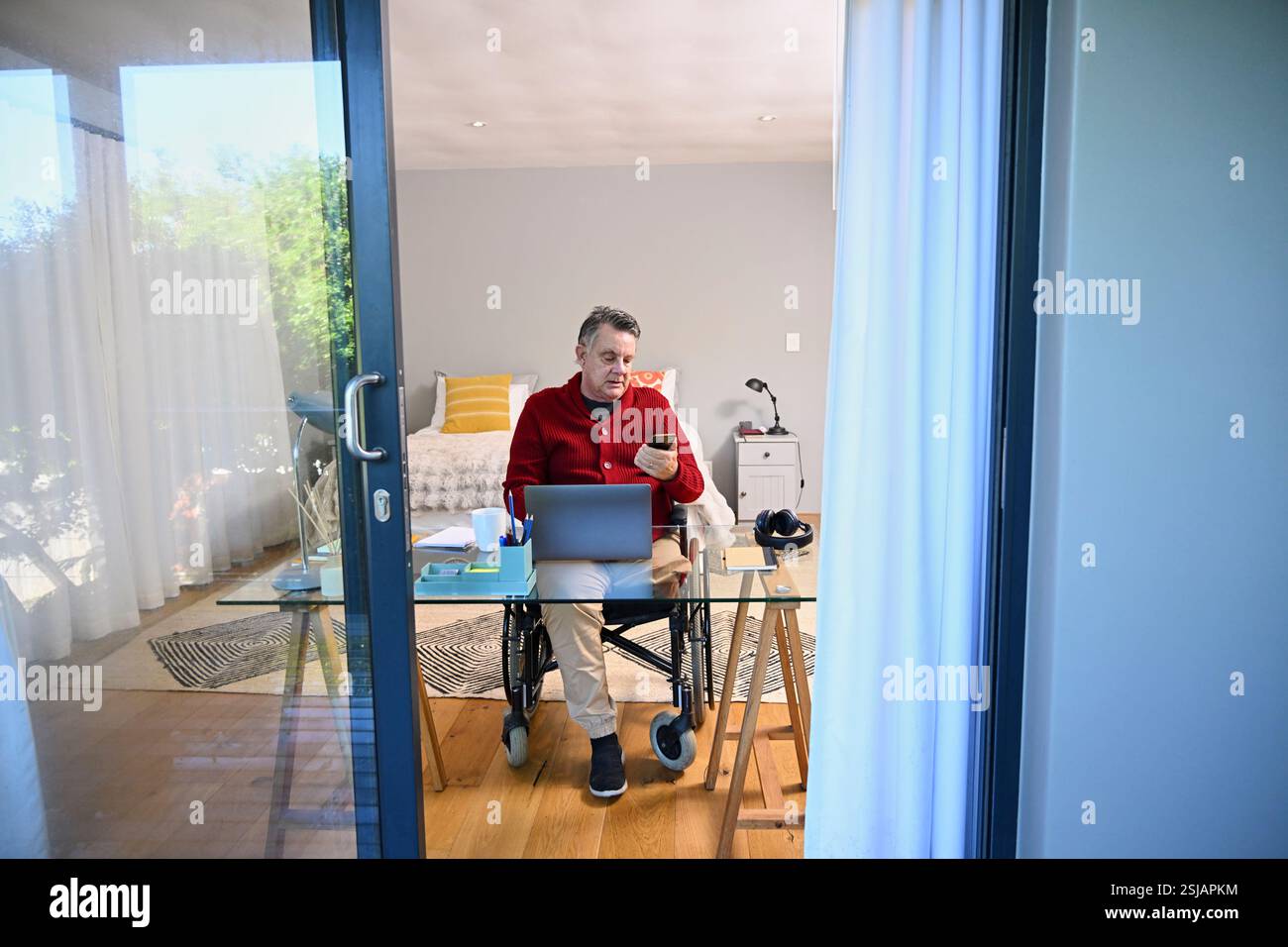 Man disability using laptop hi-res stock photography and images - Alamy