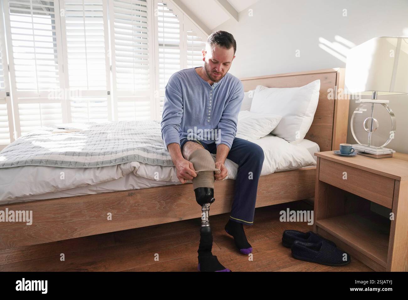 Man attaching leg prosthesis Stock Photo - Alamy
