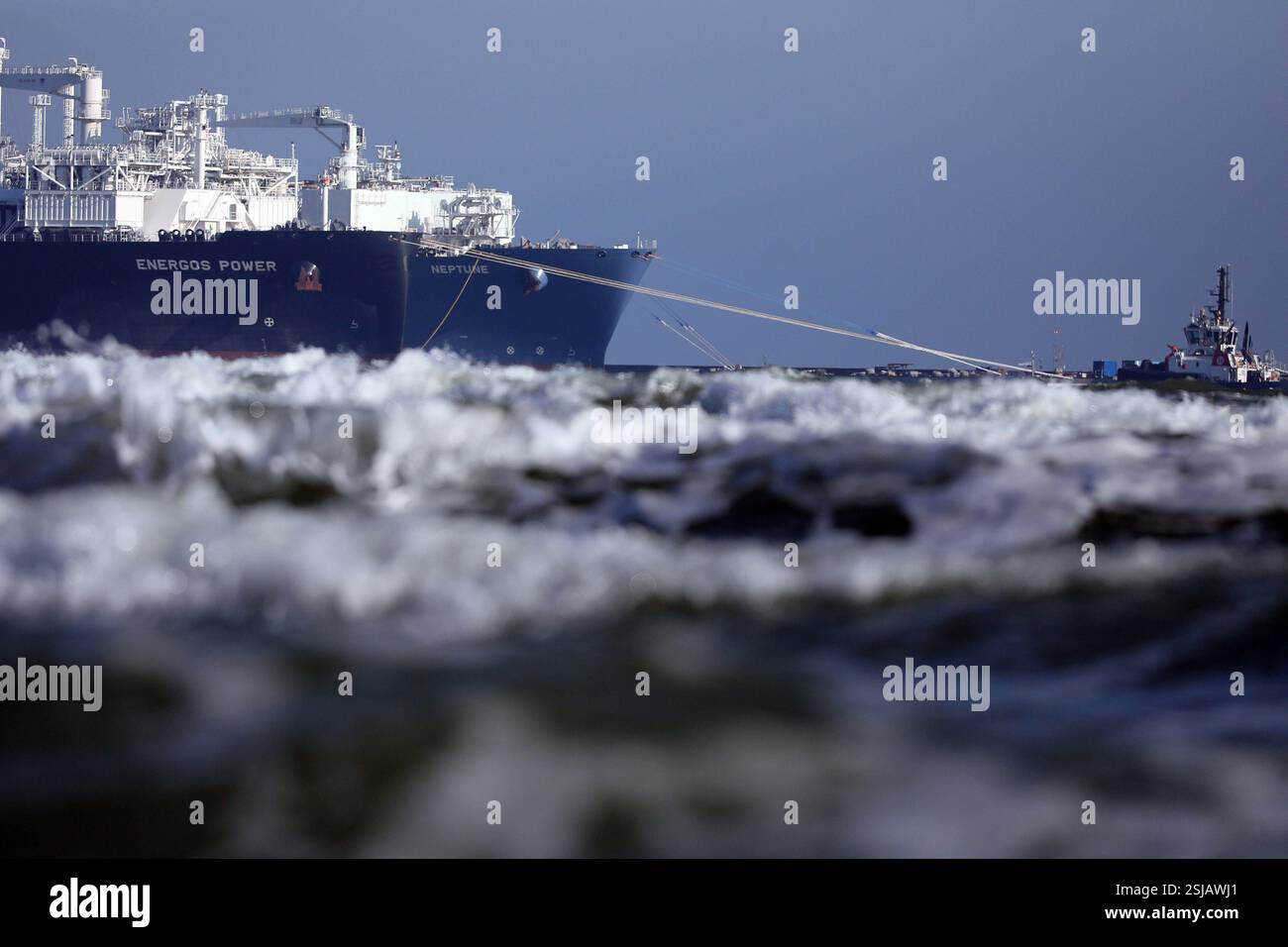 LNG-Schiffe Nergos Power und Neptune auf der Ostseeinsel Rügen vor ...