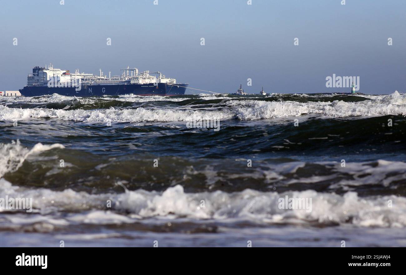 LNG-Schiffe Nergos Power und Neptune auf der Ostseeinsel Rügen vor ...