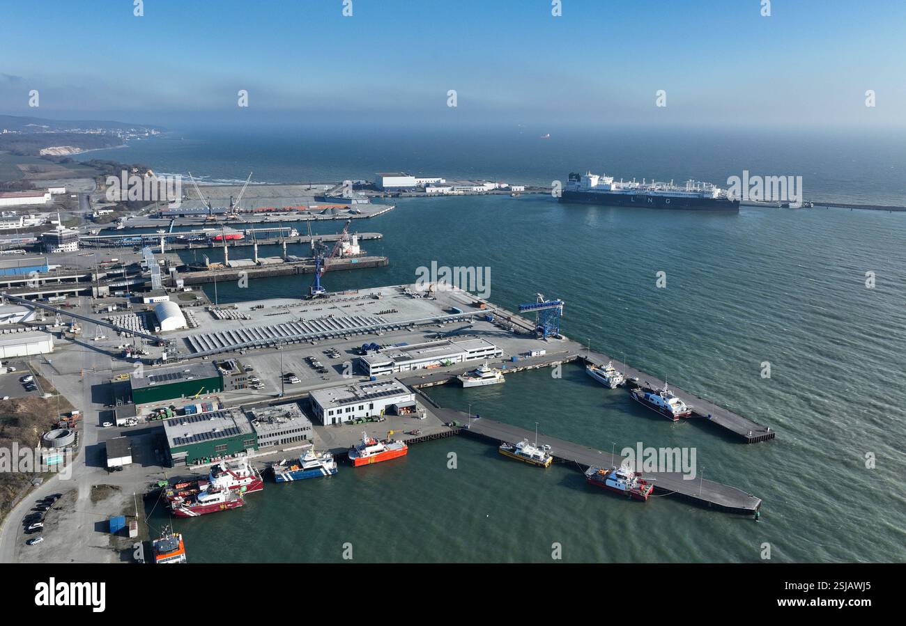 LNG-Schiffe Nergos Power und Neptune auf der Ostseeinsel Rügen vor ...