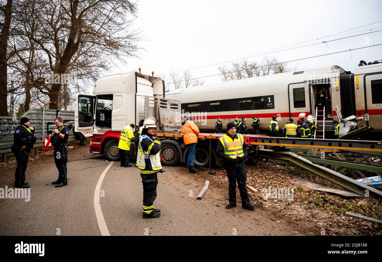 Hamburg, Germany. 11th Feb, 2025. Emergency services stand at the scene ...