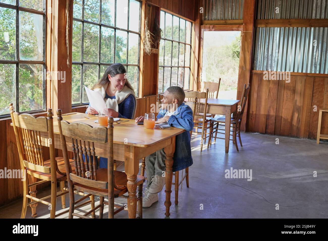 Two friends sitting table hi-res stock photography and images - Alamy