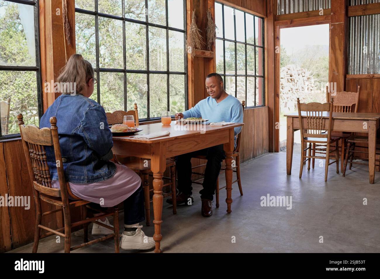 Group people sitting dining table hi-res stock photography and images ...