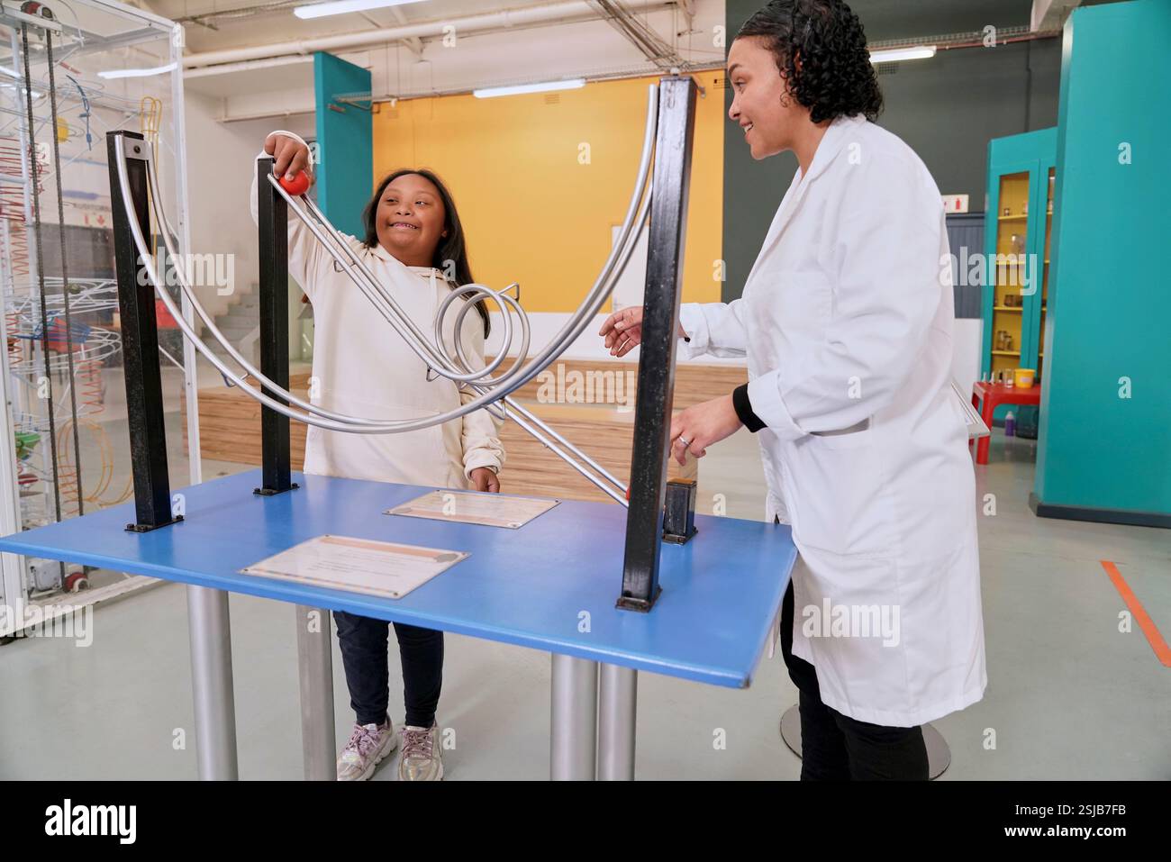 Girl doing science experiment hi-res stock photography and images - Alamy