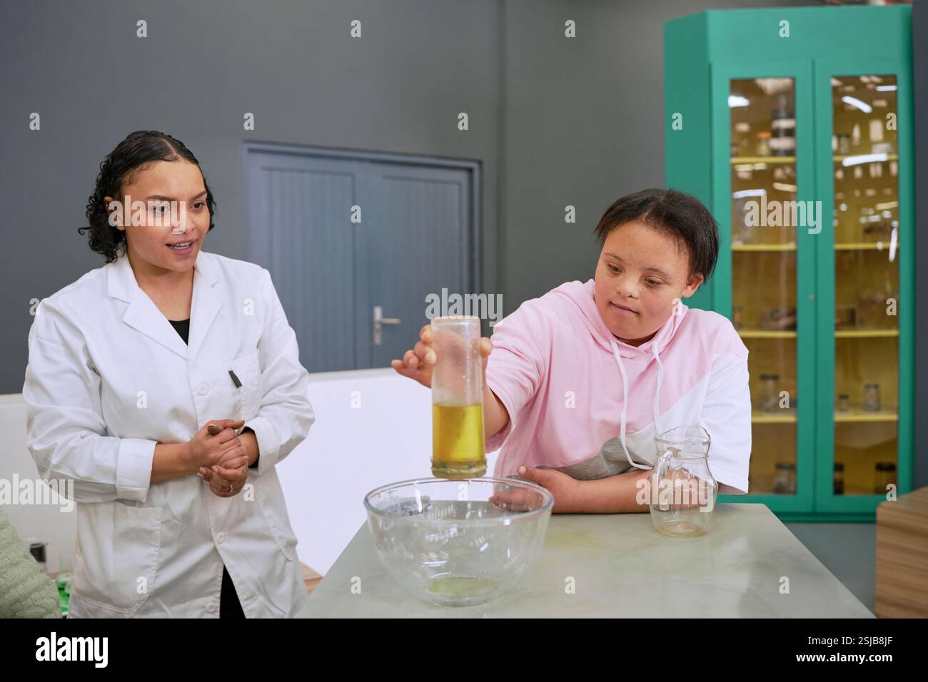 Teenager doing experiment at science center Stock Photo - Alamy