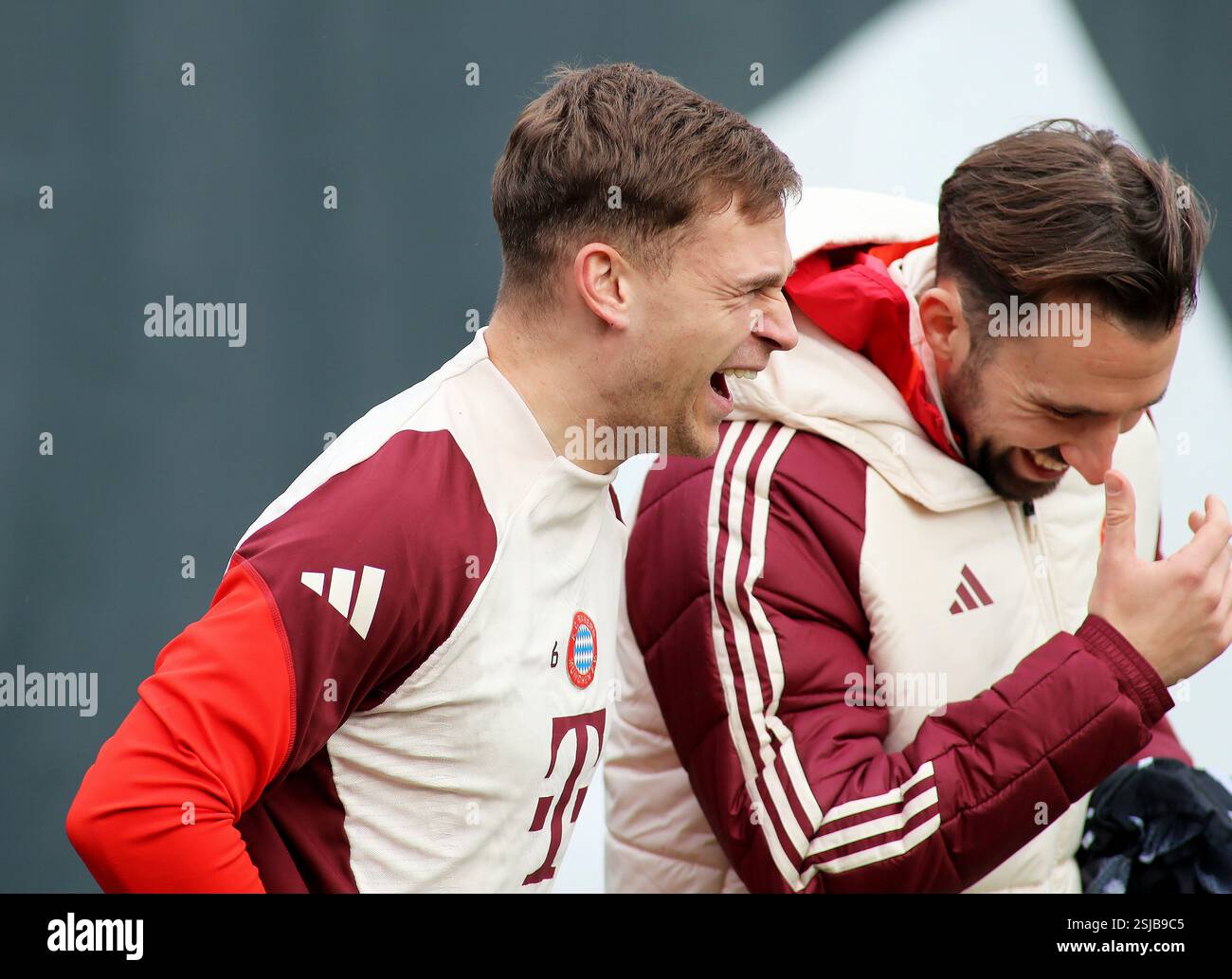 Joshua kimmich fc bayern munchen muss lachen hi-res stock photography ...