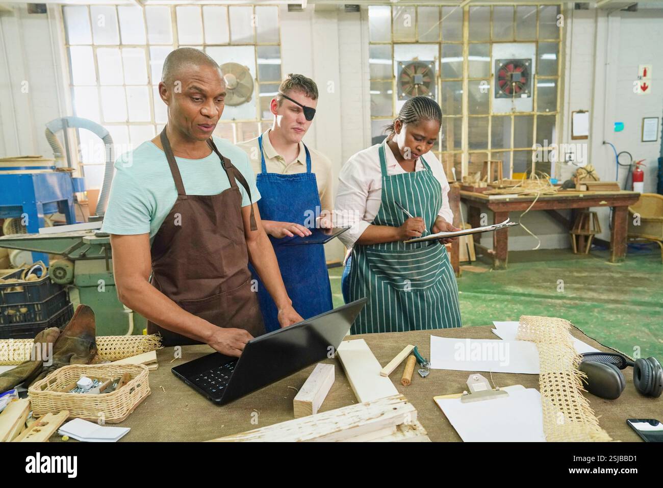 Craftsmen using hi-res stock photography and images - Alamy