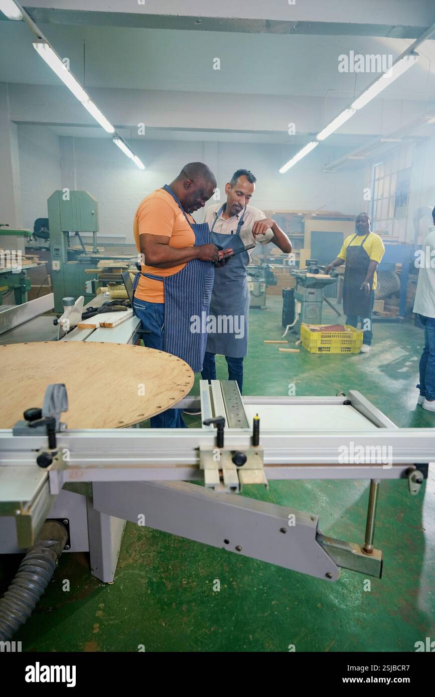 Four men work in workshop hi-res stock photography and images - Alamy