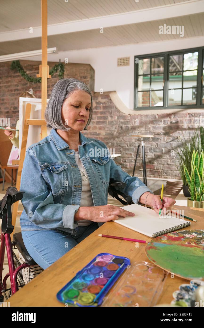 Disabled woman drawing in art studio Stock Photo - Alamy