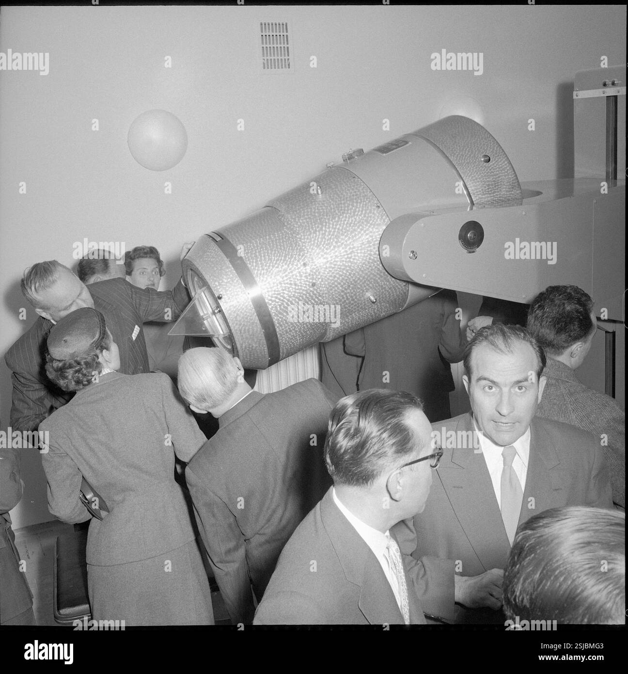 Kobalt 60 Bestrahlungsapparat in Betrieb gesetzt, Genf 1956#Cobalt 60 ...