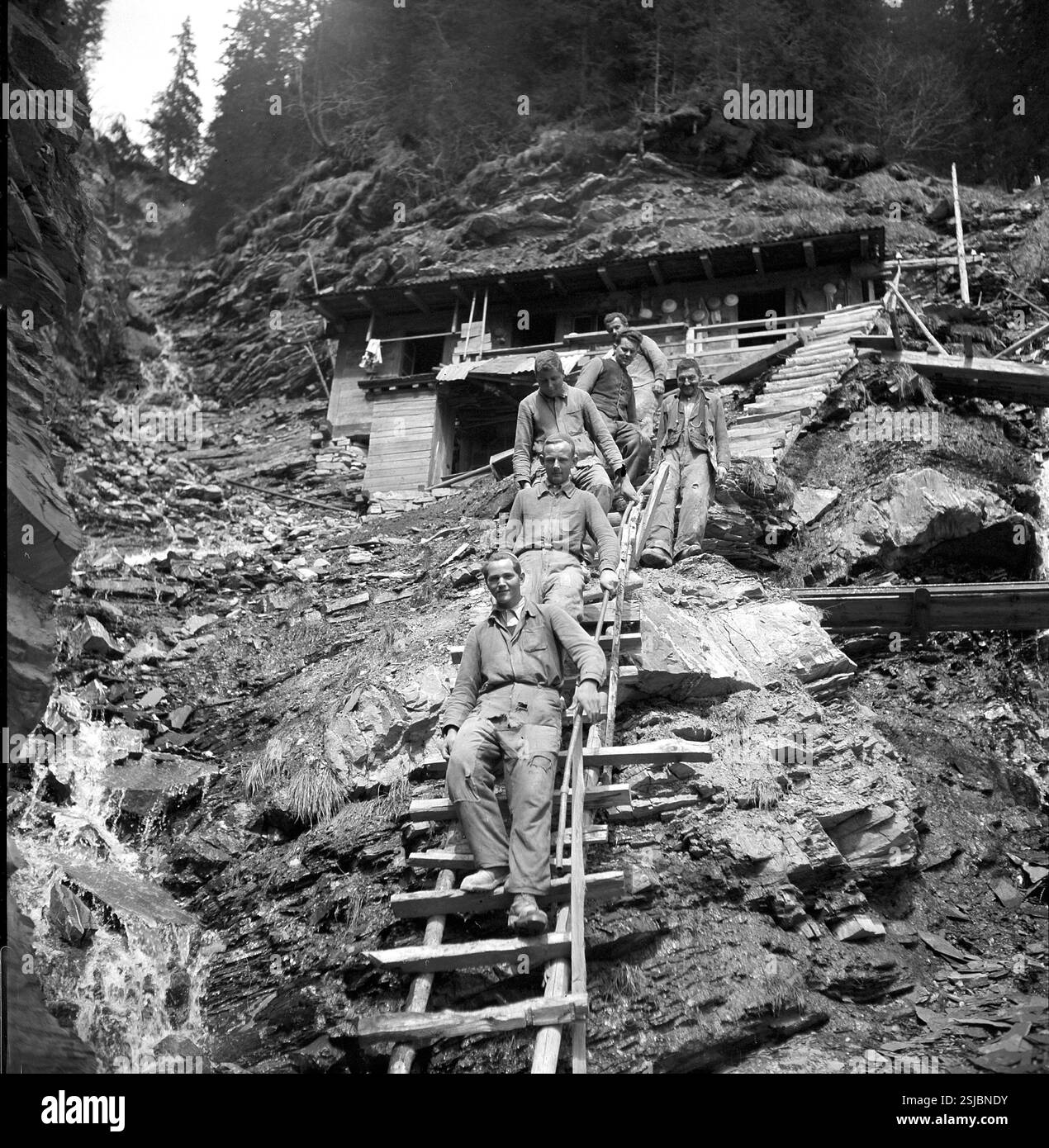 Frutigen; Abbau von Schiefer, Arbeiter auf Leiter in Mine absteigend ...