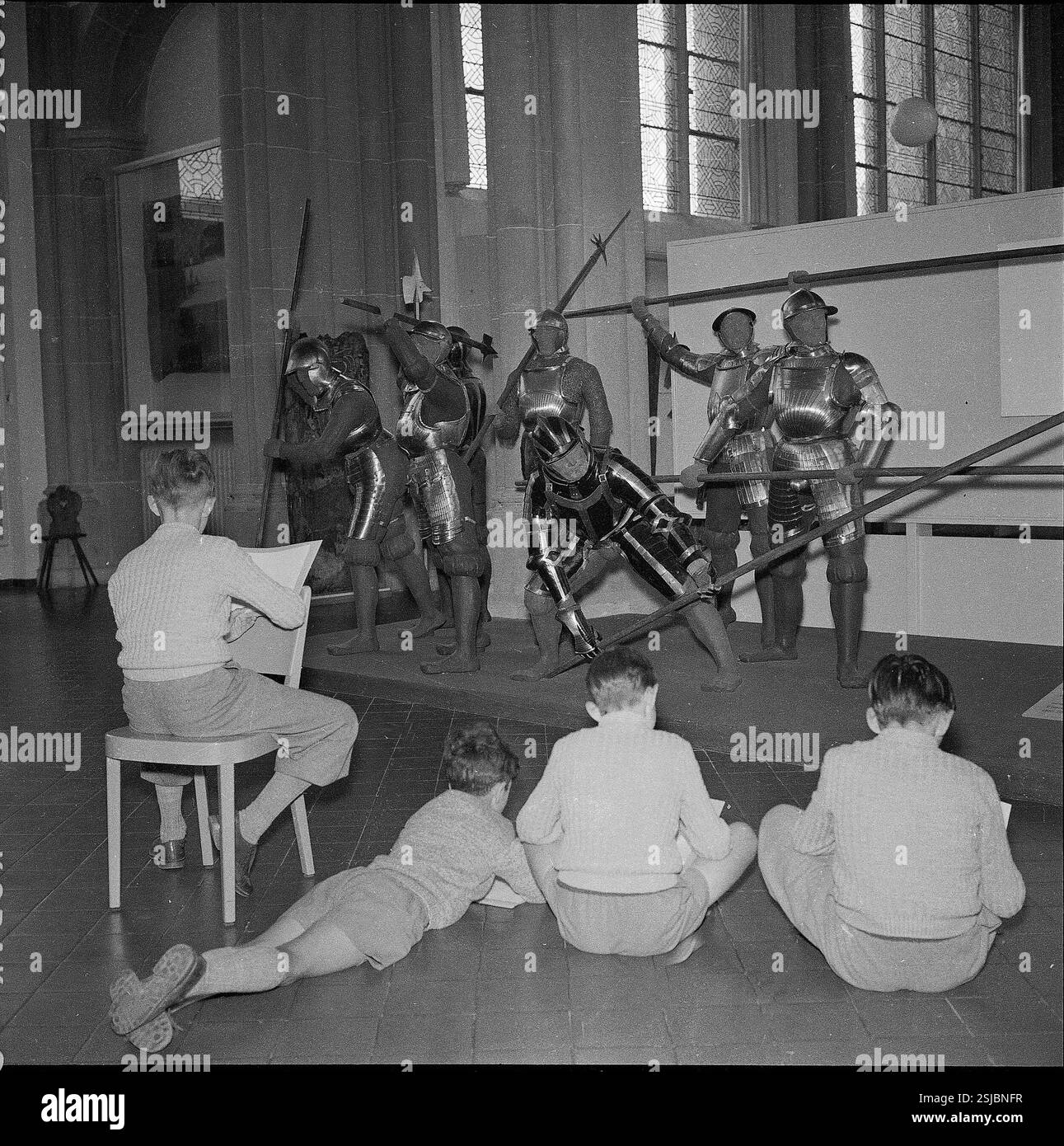Schüler zeichnen im Waffensaal, Landesmuseum Zürich 1956#Pupil drawing ...